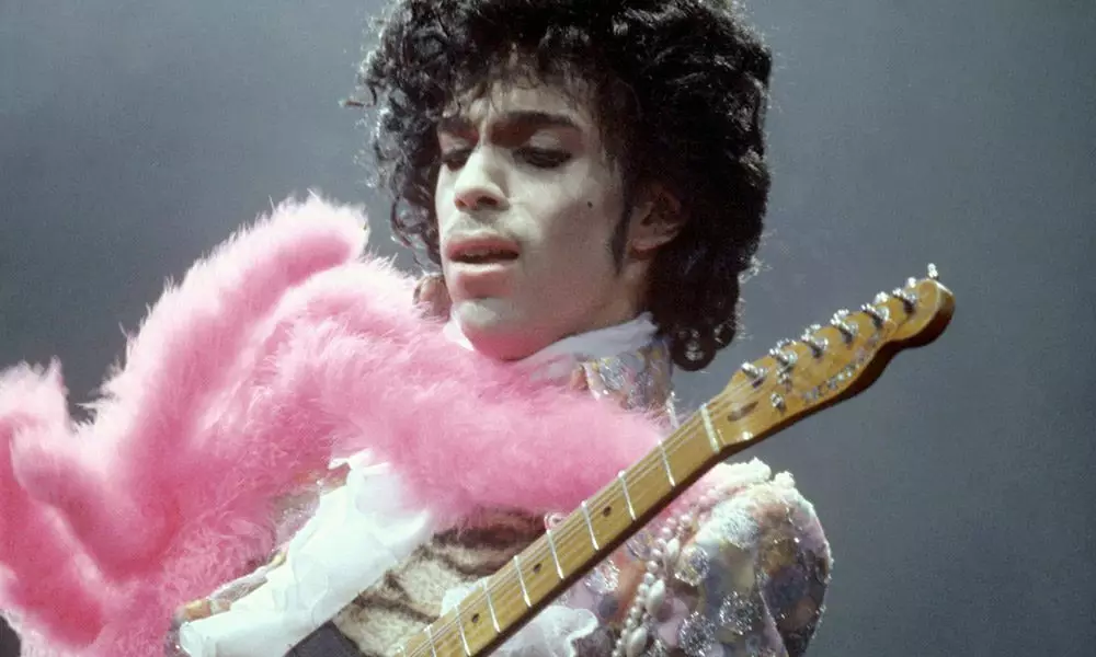 រូបថតរបស់ Prince by Michael Montfort/Michael Ochs Archives and Getty Images