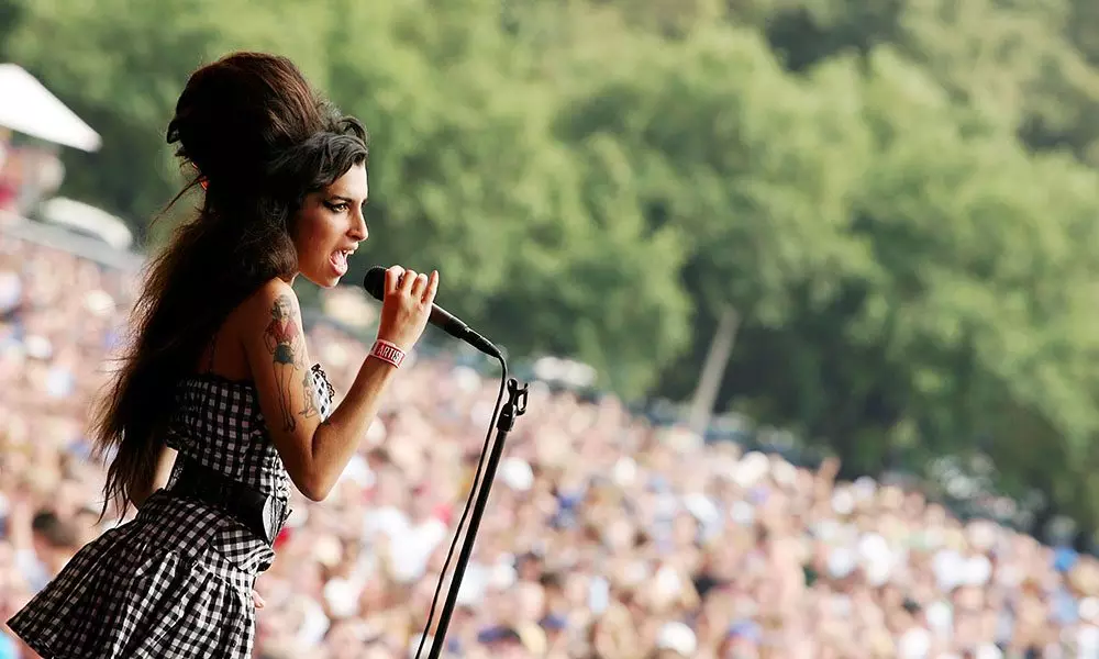 Amy Winehouse ప్రత్యక్ష ప్రసారం చేస్తుంది