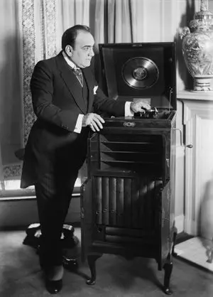 Caruso-With-Victor-Talking-Machine