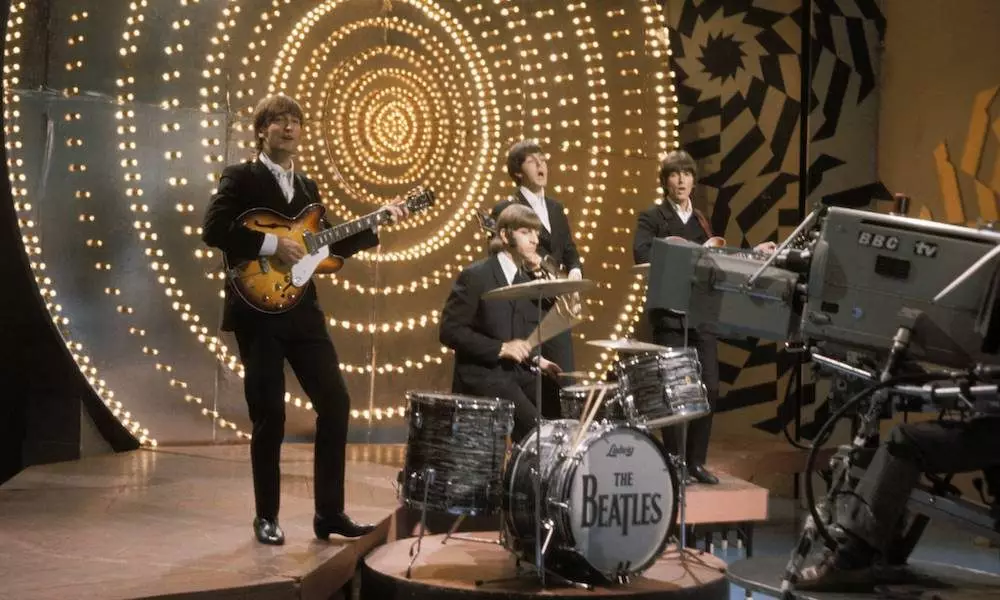 The Beatles on 'Top of the Pops,' June 1966. ඡායාරූපය - අනුග්‍රහය: Ron Howard/Redferns