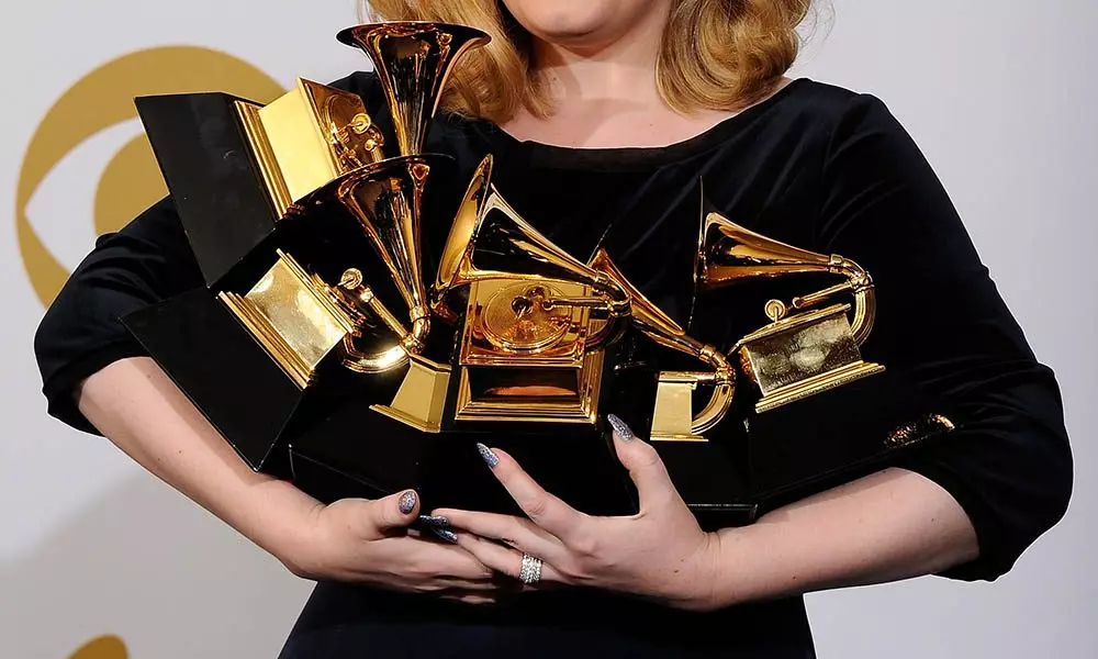 Adele memegang Grammy