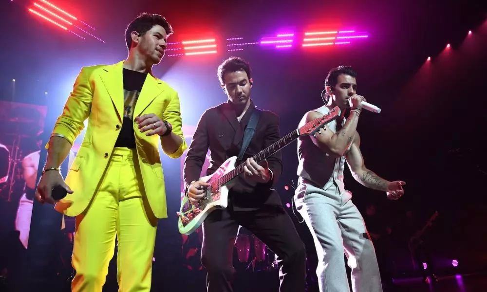 Jonas Brothers - Sary: Kevin Mazur/Getty Images ho an'ny Robin Hood Foundation