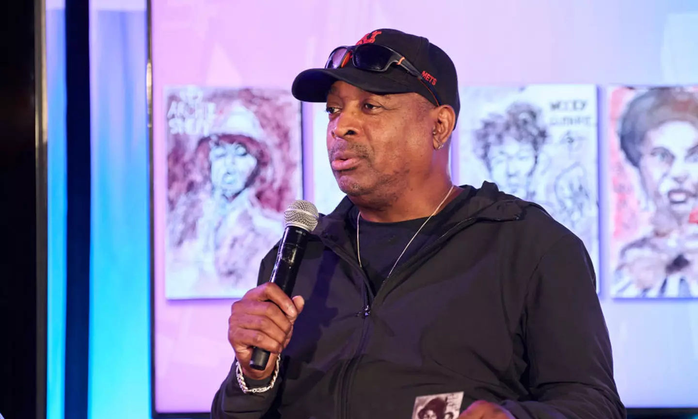 Chuck D Pou Pibliye Premye Liv Fine Art, Livin' Loud Artitation Pa Chuck D