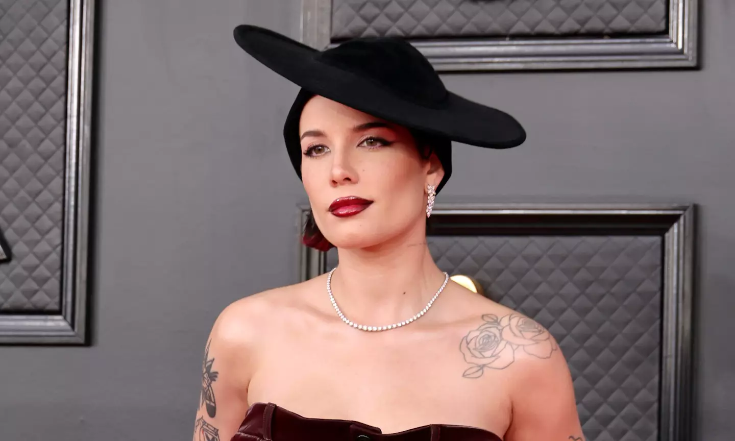 Halsey Kanggo Lelang Lukisan Asli 'Cinta lan Kekuwatan' Kanthi Sotheby's