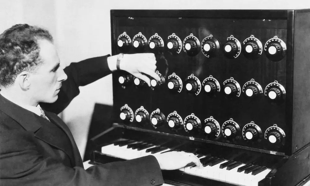 El professor Theremin amb el seu instrument estrany i estrany, l'aparell, l'ona-èter-harmoni