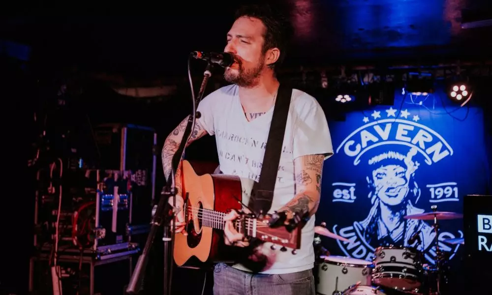 Frank Turner actúa no Cavern de Exeter. Foto: Martha Fitzpatrick/Redferns