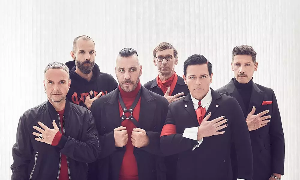 Едноименният албум на Rammstein дебютира на първо място в 14 страни