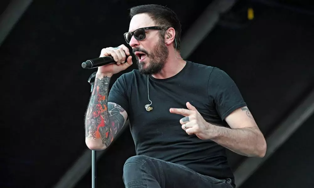 Ua txhaum Benjamin frontman Benjamin Burnley