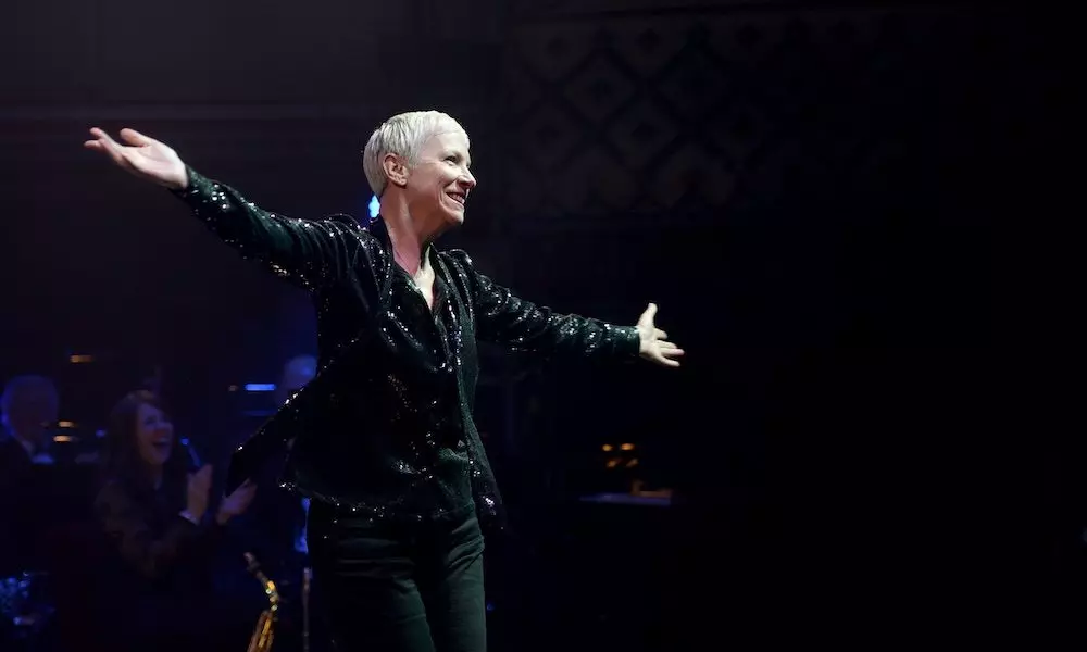 Annie Lennox loods veiling om vroue te help wat deur Covid-19 geraak word 19382_1