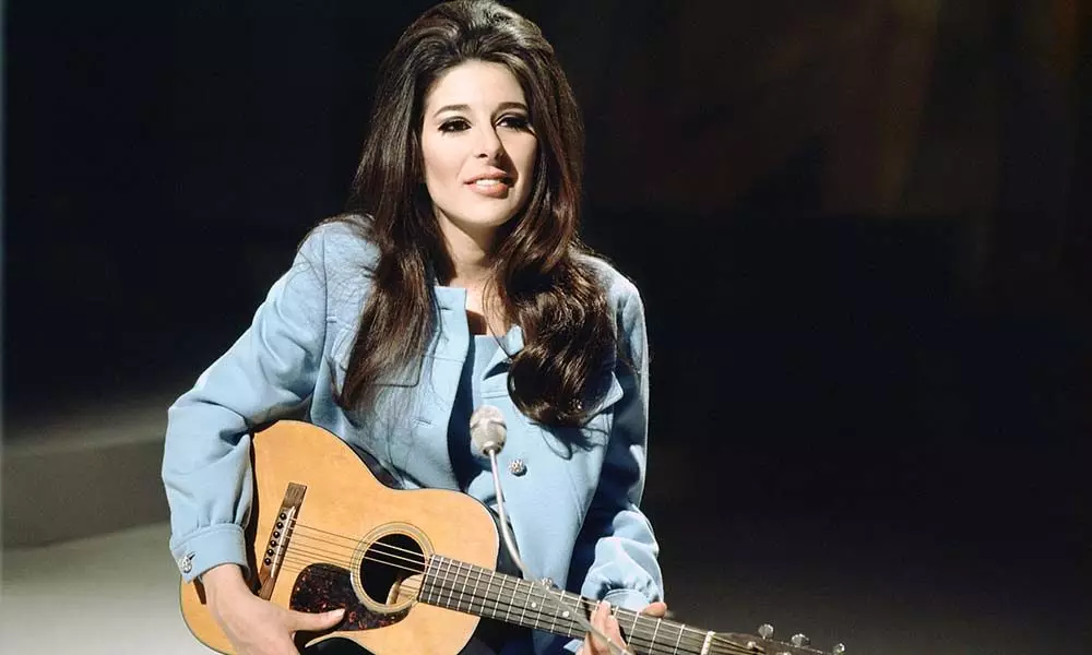 Si Bobbie Gentry ay nakatira sa BBC kasama ang kanyang Martin guitar na 1968-web-optimized-1000