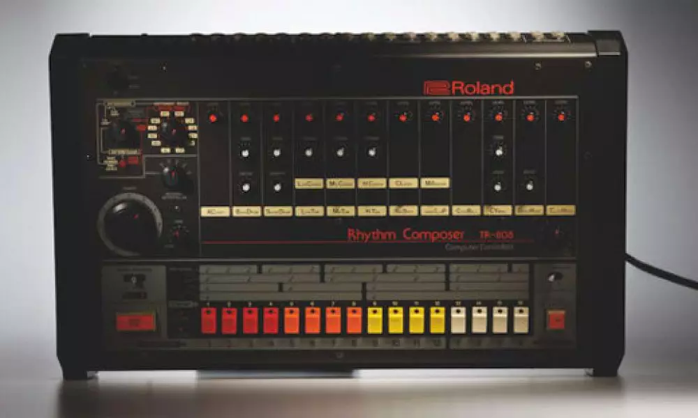 रोलँड-TR-808-ड्रम-मशीन-वेब-530