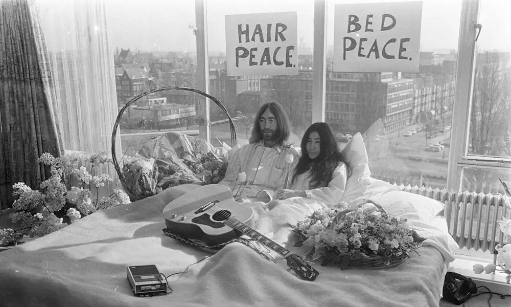 John Lennon Yoko Ono Yataqlı veb optimallaşdırılmış 1000