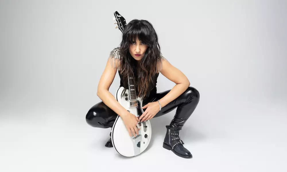 Kuyamangaza futhi Kuyesabeka: I-KT Tunstall Ku-'Drastic Fantastic' Esanda Kunwetshwa