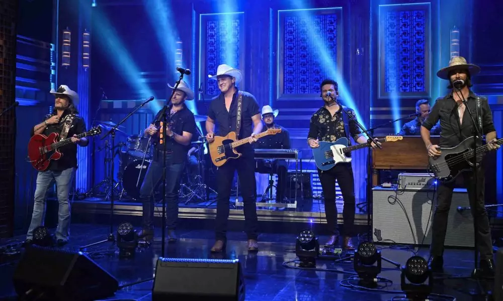 Jon Pardi esittää Last Night Lonelyn kappaleessa The Tonight Show With Jimmy Fallon. Kuva: Todd Owyoung/NBC