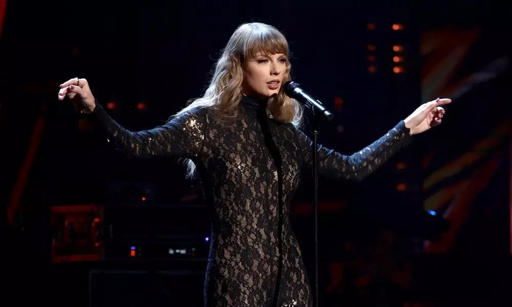 Taylor Swift - Foto pa Dimitrios Kambouris/Getty Images pou Rock and Roll Hall of Fame