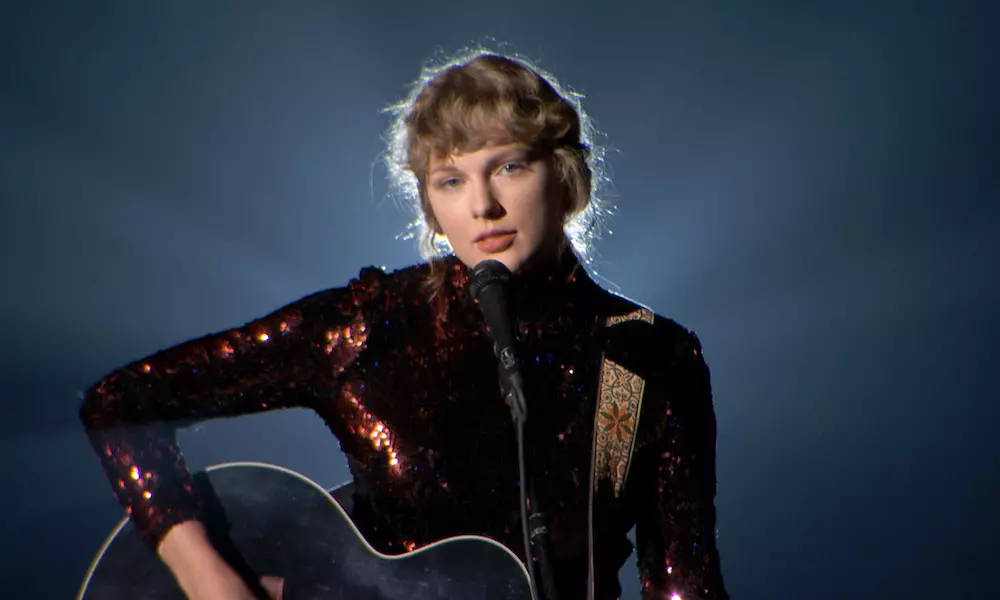 Ngadangu Intip Sneak tina Taylor Swift anu dirékam ulang 'Kisah Cinta' | uPapanggihan