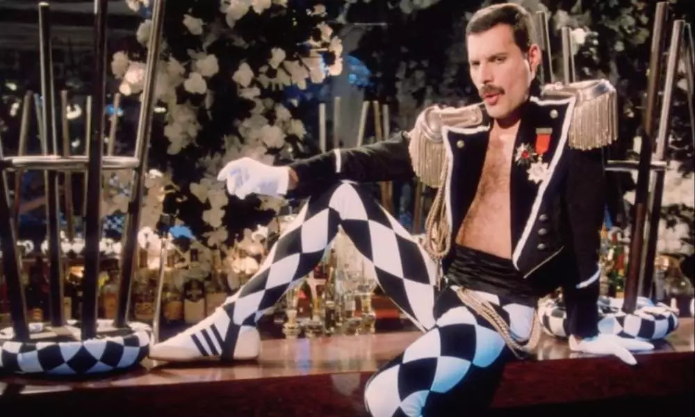 Captura de pantalla del video de Freddie Mercury Viviendo por mi cuenta