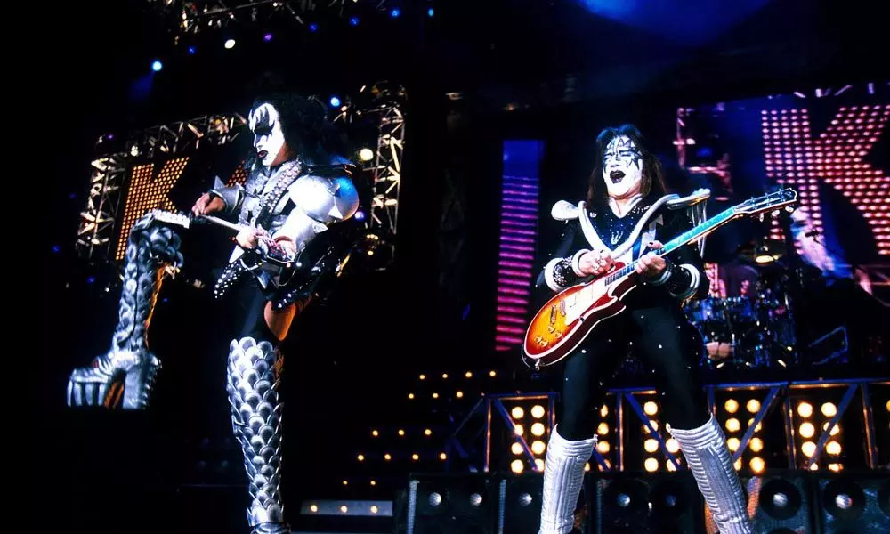 KISS-Off-The-Soundboard-Токио-2001