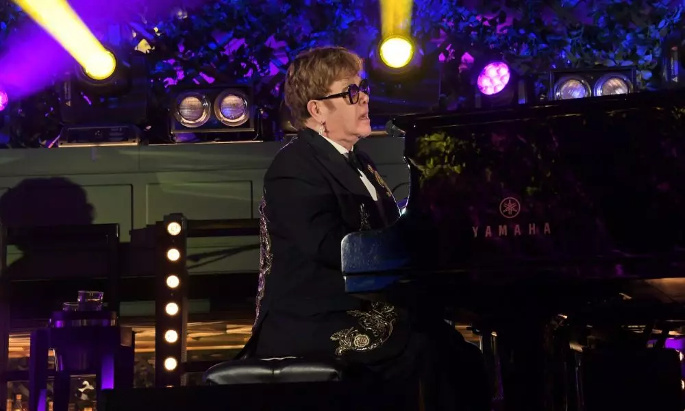 Elton John แสดงให้กับ Elton John AIDS Foundation ในเดือนพฤษภาคม 2022 ภาพ: David M. Benett / Dave Benett / Getty Images สำหรับ EJAF / The Caring Family Foundation