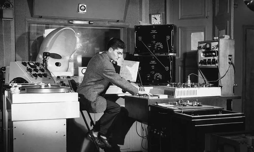 Pierre Henry v Studio d'essai du GRMC A la RTF 1951 c Serge Lido 1000