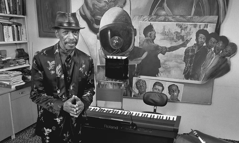 Fiosraíonn Beathaisnéis Ornette Coleman Genius an tSacsafónaí Snagcheoil Saor in Aisce