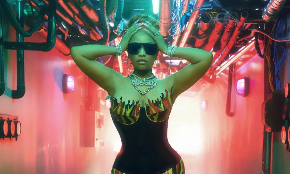 Nicki Minaj Grianghraf: Le caoinchead ó Republic Records