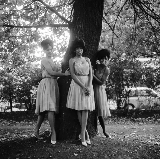 Supremes, devant le siège d'EMI, octobre 1964