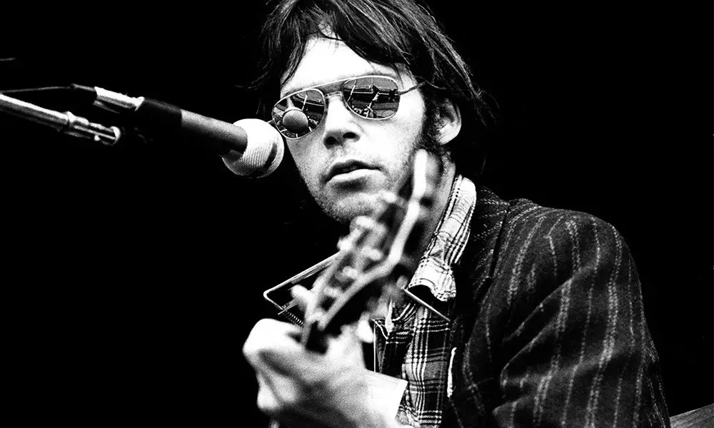 Neil Young ඡායාරූපය Gijsbert Hanekroot / Redferns විසිනි