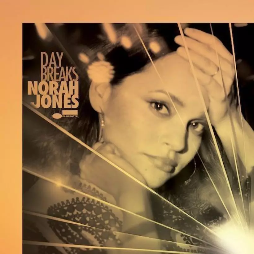 უყურეთ Norah Jones Carry On - uDiscover 29346_1
