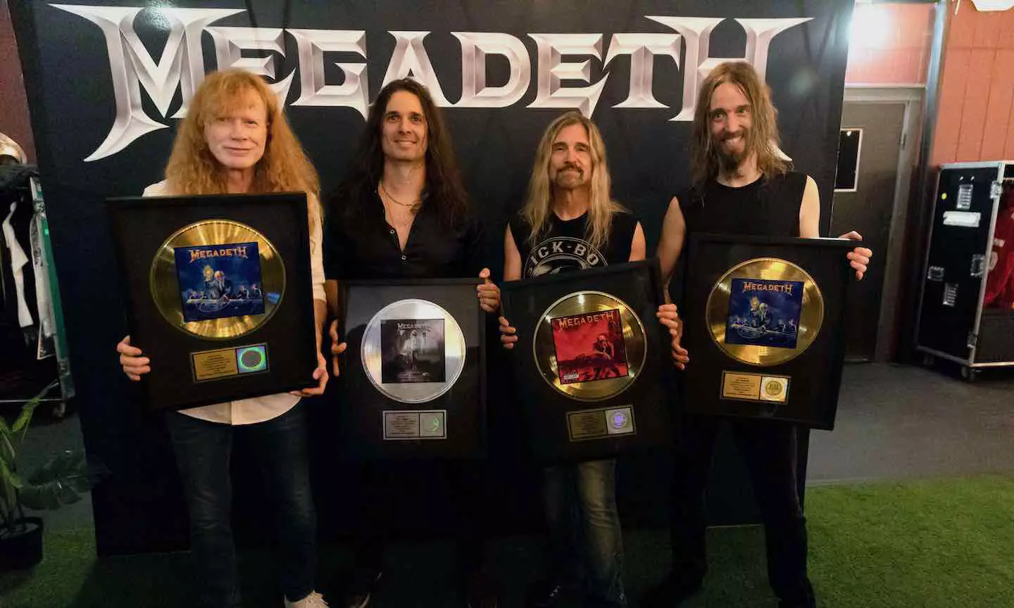 Maua Megadeth RIAA Auro ma Platinum Plaques Ina ua uma le faatinoga a LA