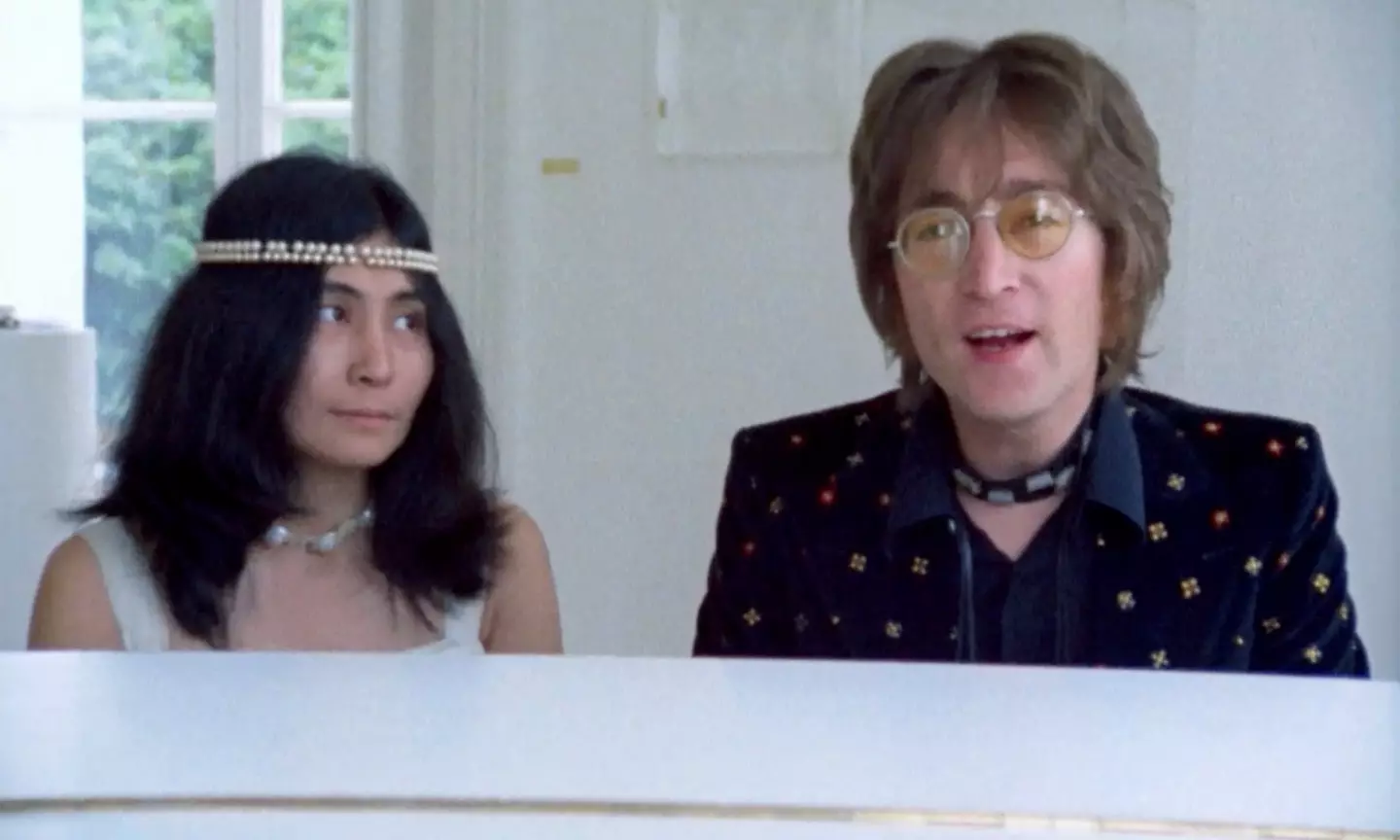 John Lennon a Yoko Ono ‚Imagine‘ slaví narozeniny, získává platinu