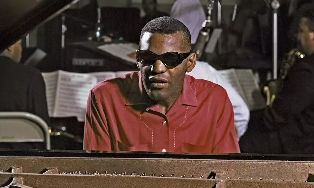 Ray Charles ในสตูดิโอในลอสแองเจลิสในปี 2504 ภาพ: Michael Ochs Archives/Getty Images