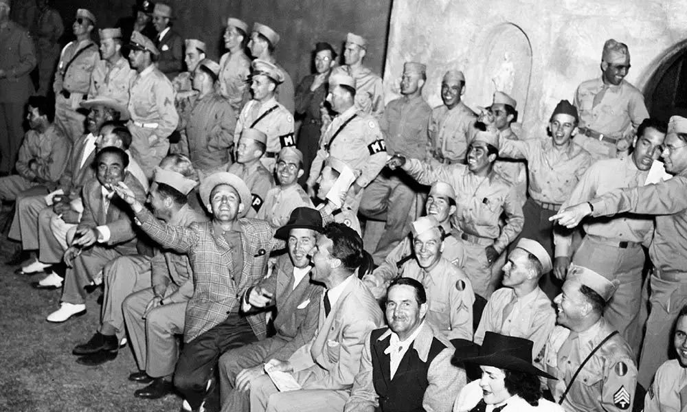 Bing Crosby com soldados cortesia da Decca