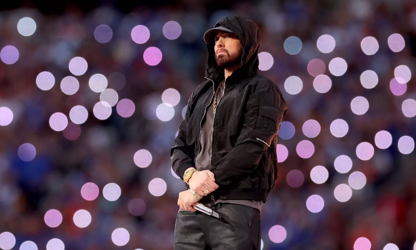 Eminem ශත 50 සහ ආචාර්ය ඩ්‍රේ ඇතුළත් 'බෝතලයක් කඩන්න' සඳහා වීඩියෝව බෙදා ගනී