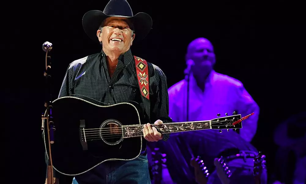 Isithombe sika-George Strait ngu-Ethan Miller/Getty Images for Essential Broadcast Media