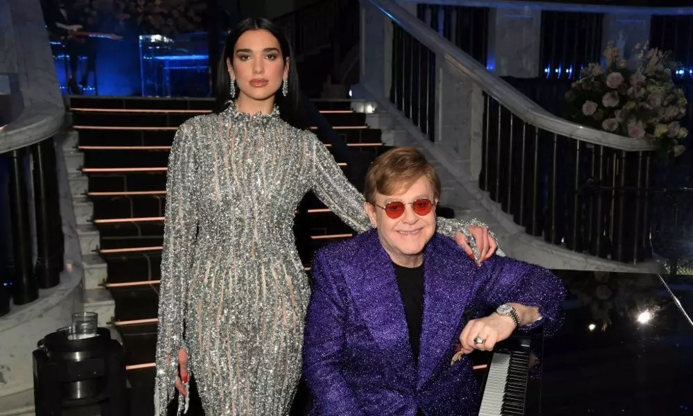 Elton John Dua Lipa'nın fotoğrafı.
