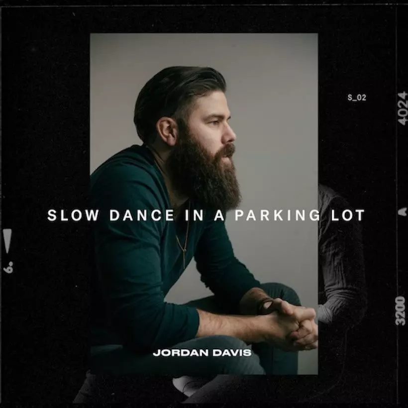 jordan davis baile lento en un estacionamiento