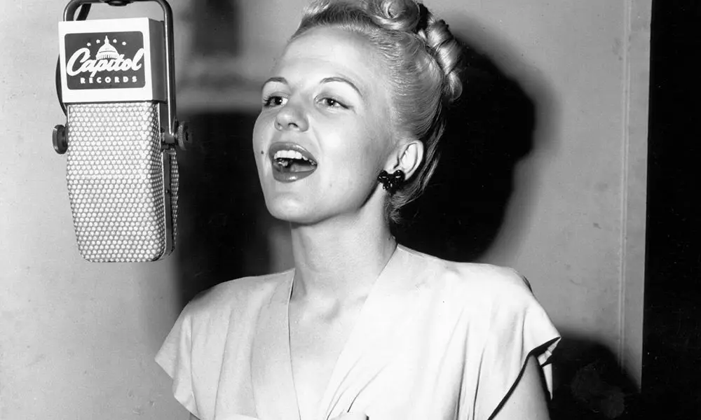 Foto Peggy Lee nke Michael Ochs Archives na Getty Images dere