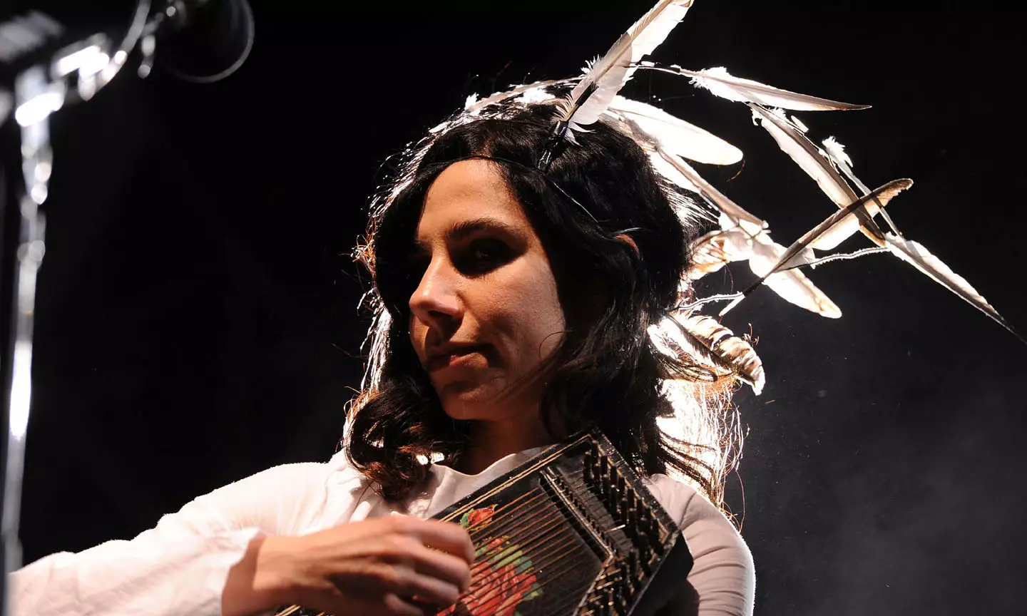 Mloog PJ Harvey's Haunting Cover Of Leonard Cohen's Who By Fire