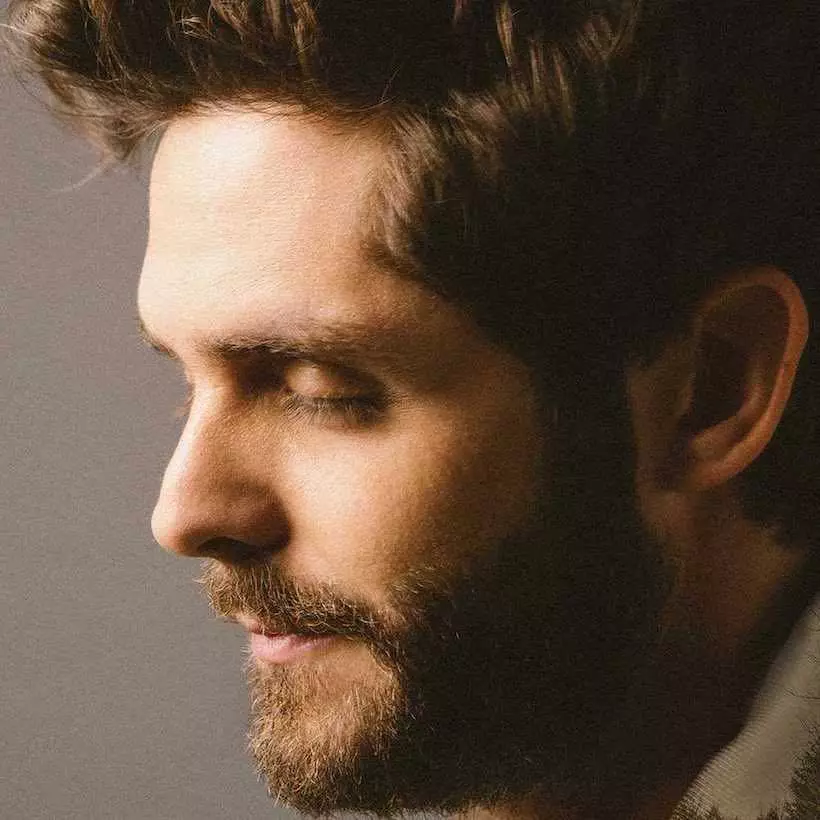 Thomas Rhett Notches 15th Orilẹ-ede Airplay No.. 1 Pẹlu 'Beer Ko le Fix'