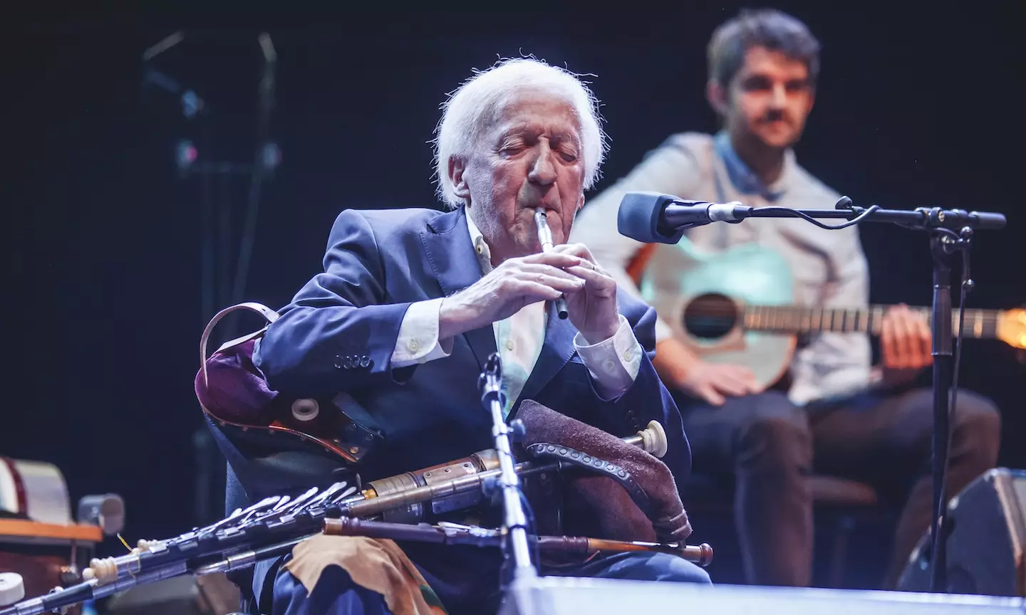 The Chieftains ирланд тобының Пэдди Молони 83 жасында қайтыс болды | uDiscover