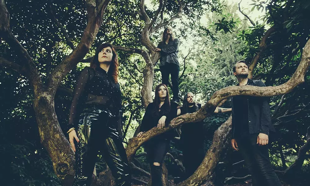 Anatomical Venus: Black Moth Bare Body And Soul Di Album Ketiga Mereka