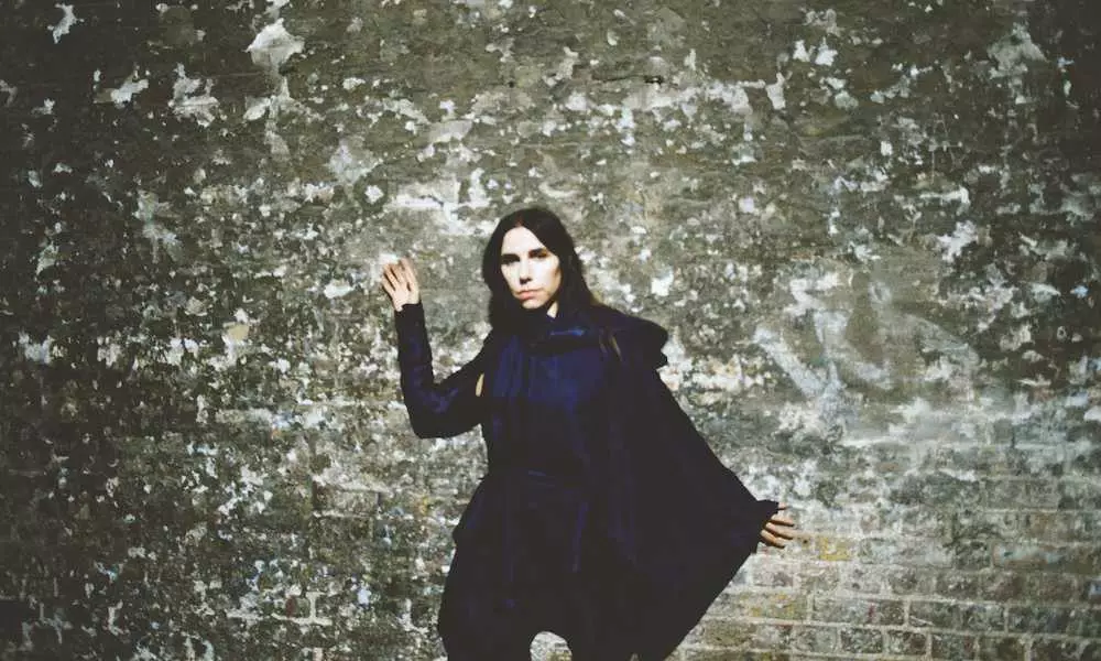 PJ Harvey alika antsoina hoe vola