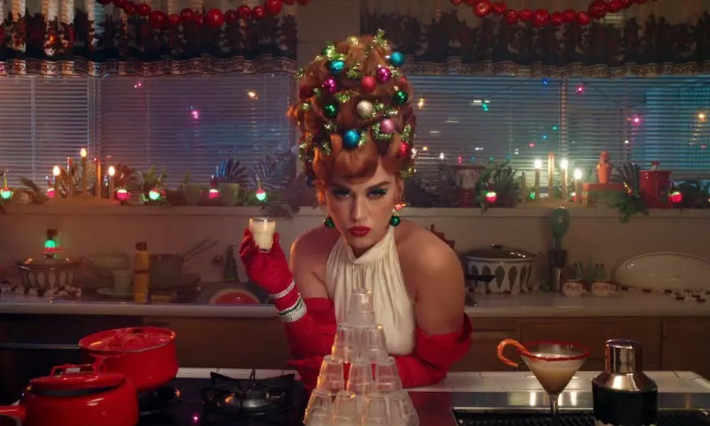 Katy Perry blir festlig i musikkvideoen «Cozy Little Christmas».