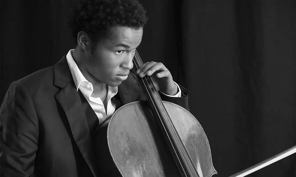 Sheku Kanneh-Mason melnbaltā fotogrāfija