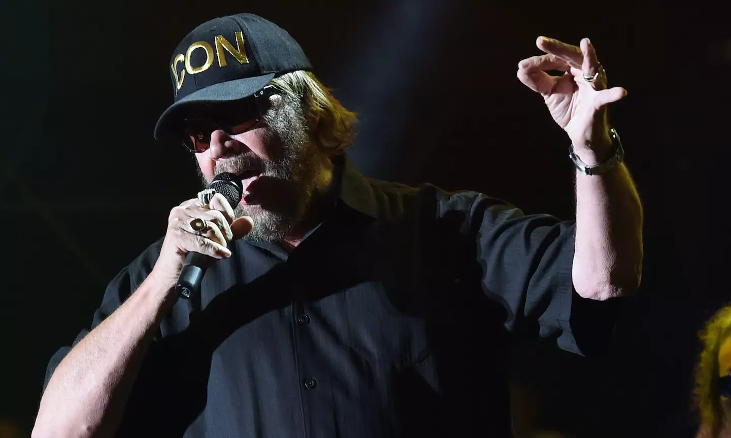 «Rock Solid»: les critiques font l'éloge de «Rich White Honky Blues» de Hank Williams Jr.