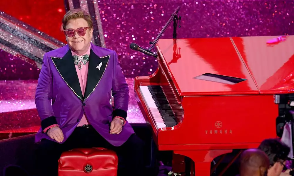 Elton John နှင့် Rocketman Star Taron Egerton သင်၏သီချင်းဖျော်ဖြေမှုကိုကြည့်ပါ။