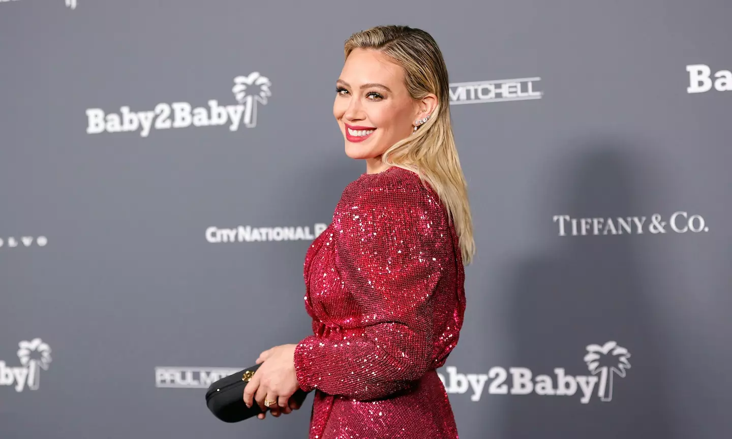 Hilary Duff Anajiunga Kwenye Furaha ya TikTok Viral 'Kwa Upendo'