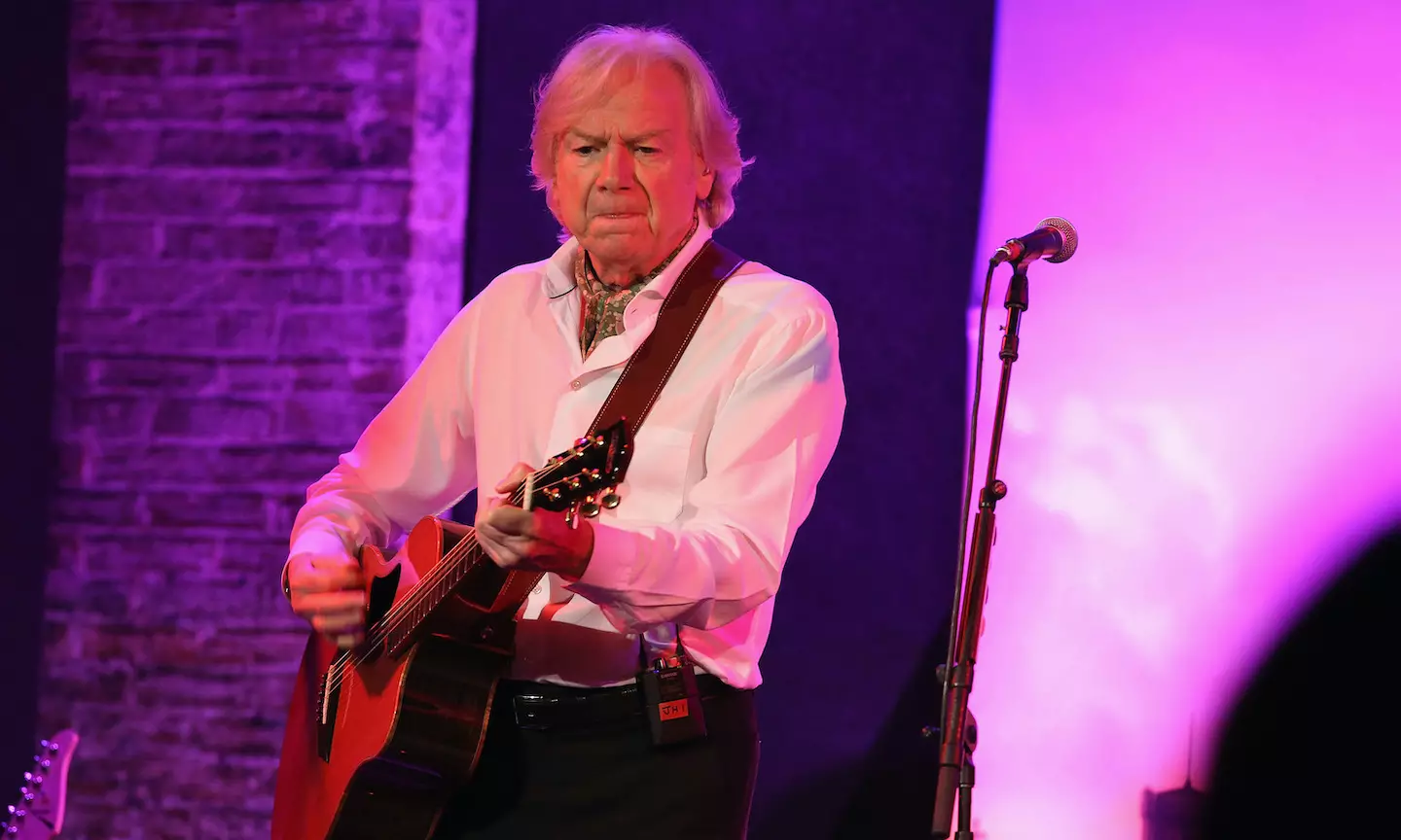 Justin Hayward o Kenela Tlhahiso ea Bohahlauli ea 'Ntoa ea Lefatše' ea 2022