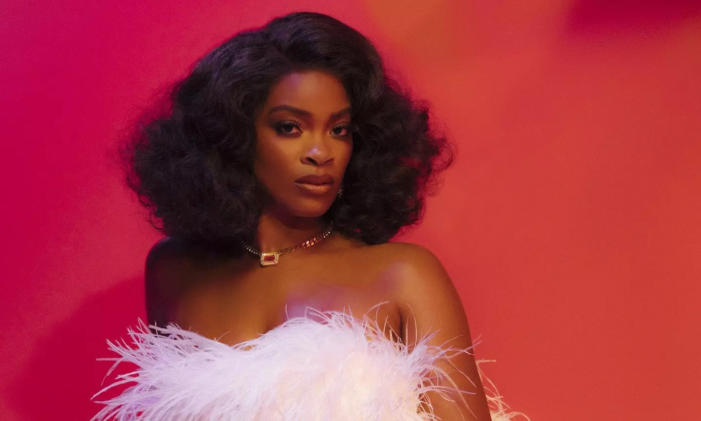 Ari Lennox delar glansig musikvideo för ny singel "Pressure"